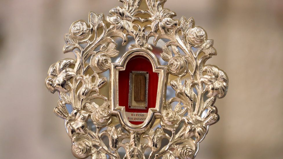 St Eanswythe: Bones of Anglo-Saxon saint found in church wall - BBC News