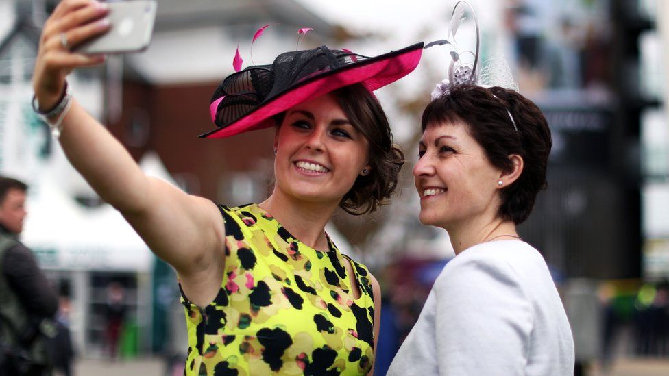 Ladies Day: Thousands flock to Aintree ahead of Grand National - BBC News