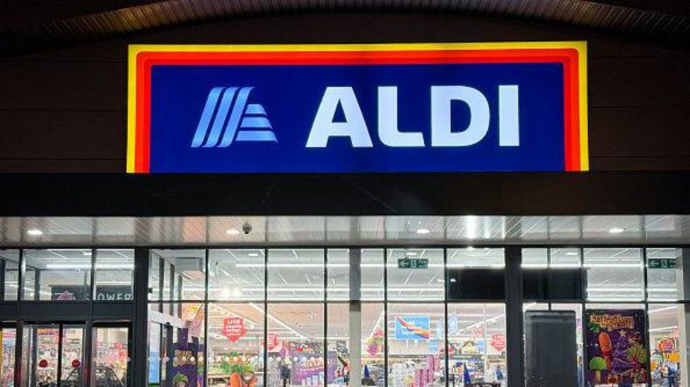 Aldi raises pay again as supermarkets battle for staff - BBC News
