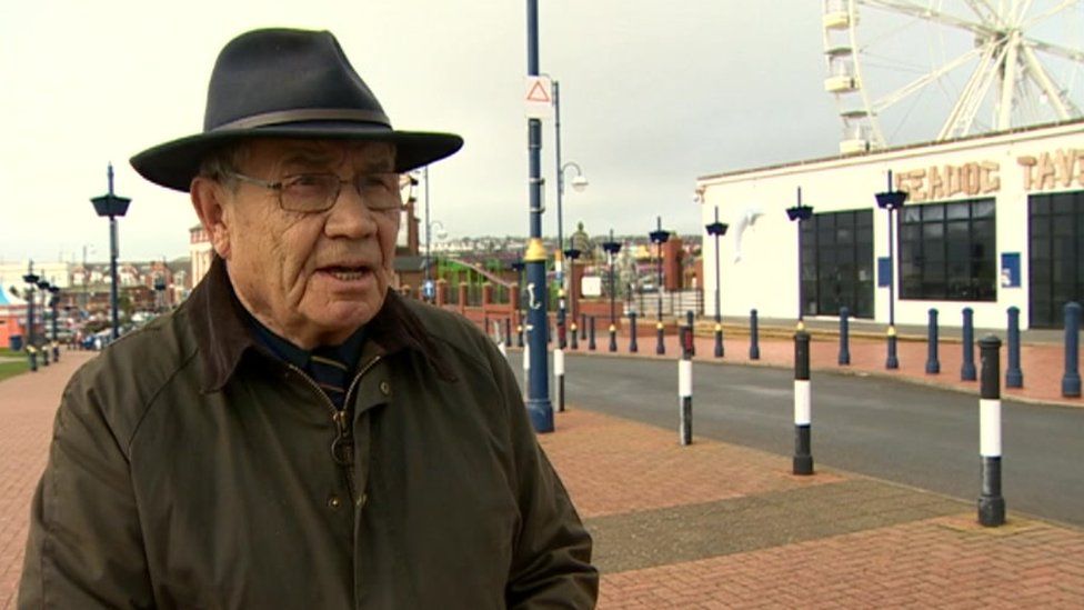 Bwriad perchennog ffair i godi 300 o dai yn Ynys y Barri - BBC Cymru Fyw