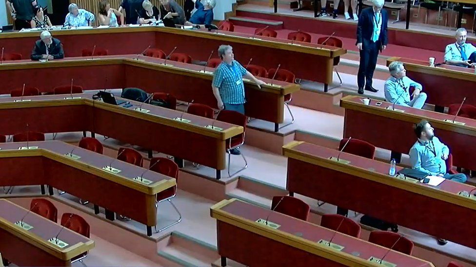 Cynghorydd Gwynedd wedi ei bygwth dros gynllun addysg rhyw - BBC Cymru Fyw