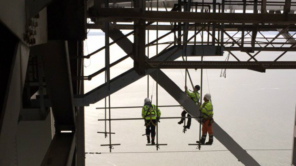 'Challenging' Forth Road Bridge repairs complete - BBC News
