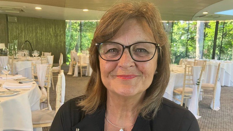 Sut mae lleihau cost priodi er gwaethaf chwyddiant? - BBC Cymru Fyw