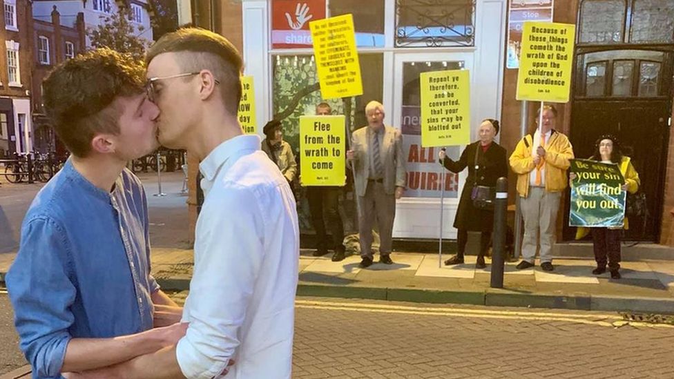 Gay kiss 'positive' response to Rocky Horror Show protesters - BBC News