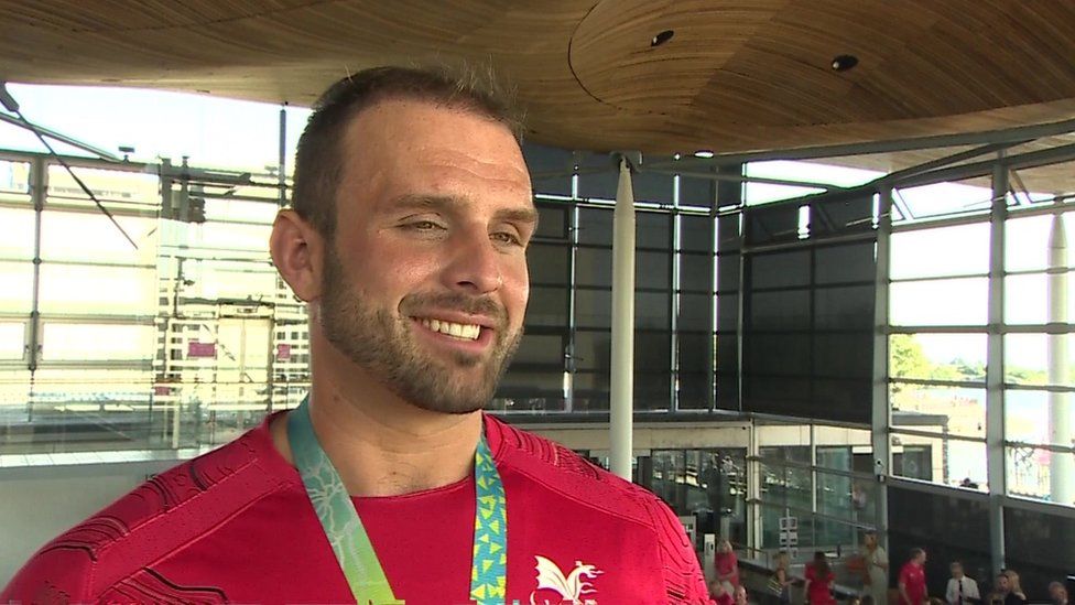 Croeso cynnes i athletwyr Cymru o Gemau'r Gymanwlad - BBC Cymru Fyw