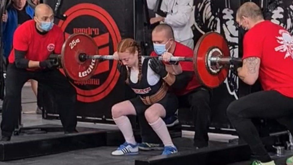 Tegan yn anelu am record byd codi pwysau yn 14 oed - BBC Cymru Fyw