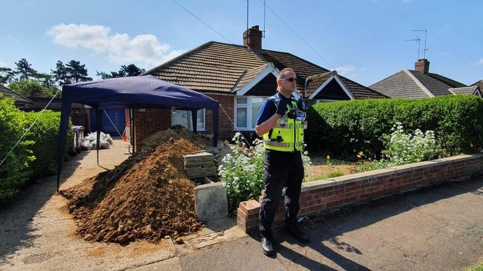Police dig up Northampton bungalow garden after bones found - BBC News