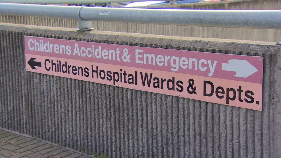 Age limit at children's hospital emergency unit 'should rise' - BBC News
