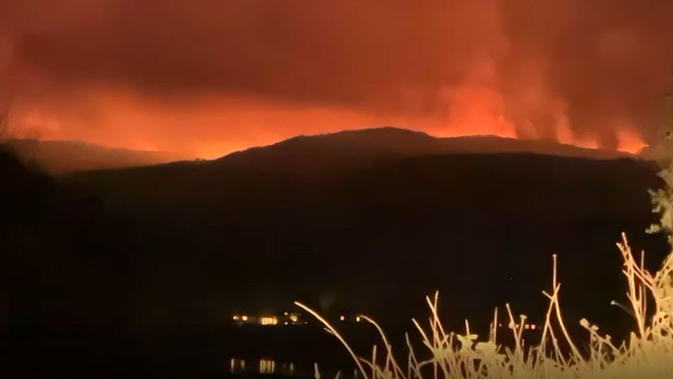 Firefighters tackle wildfire near Aberdeen after extreme warning - BBC News