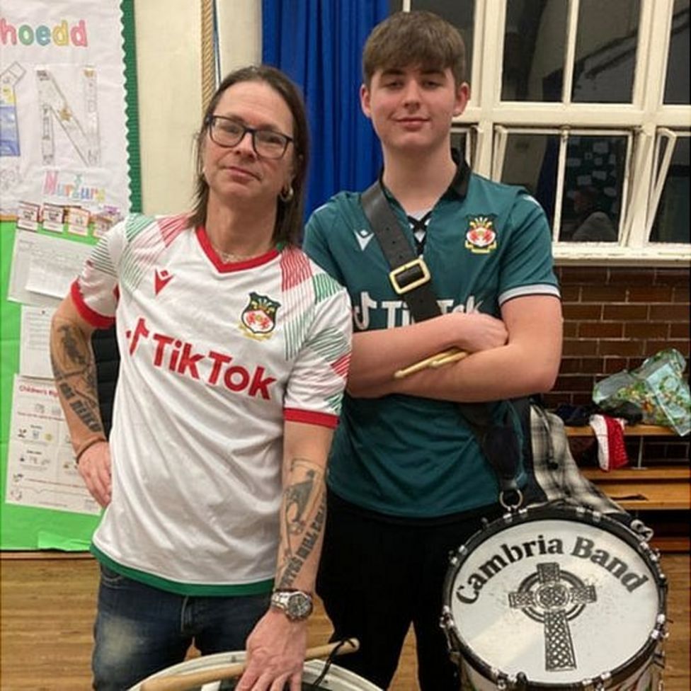 Blwyddyn lawn drama i Wrecsam - ar ac oddi ar y Cae Ras - BBC Cymru Fyw