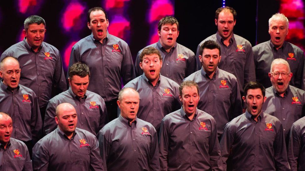 Côr Merched Sir Gâr yn ennill cystadleuaeth Côr Cymru - BBC Cymru Fyw