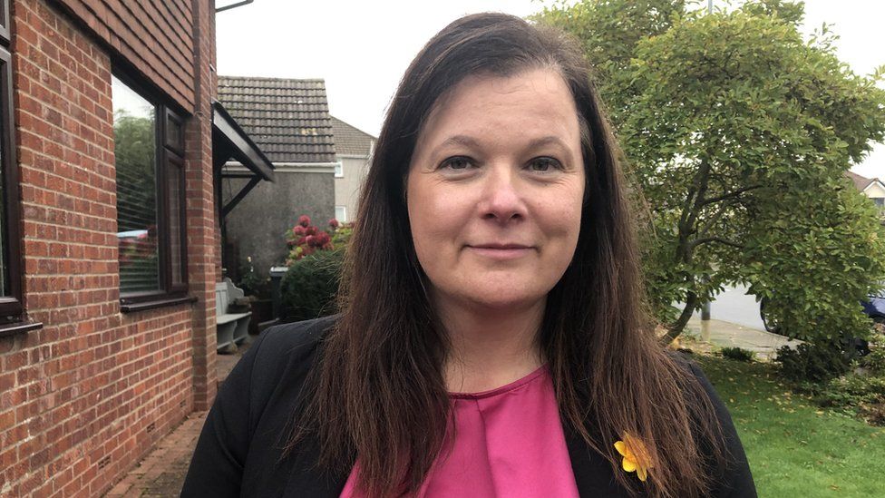 'Pobl yn marw gartref heb ofal nyrsys a meddyginiaeth' - BBC Cymru Fyw