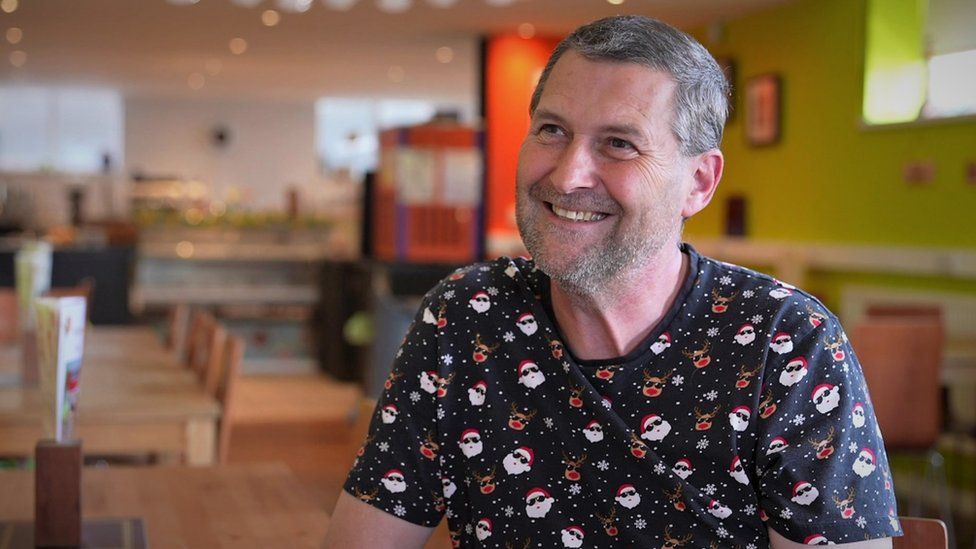 Canolfannau clyd Cymru'n parhau ar agor yn yr haf - BBC Cymru Fyw