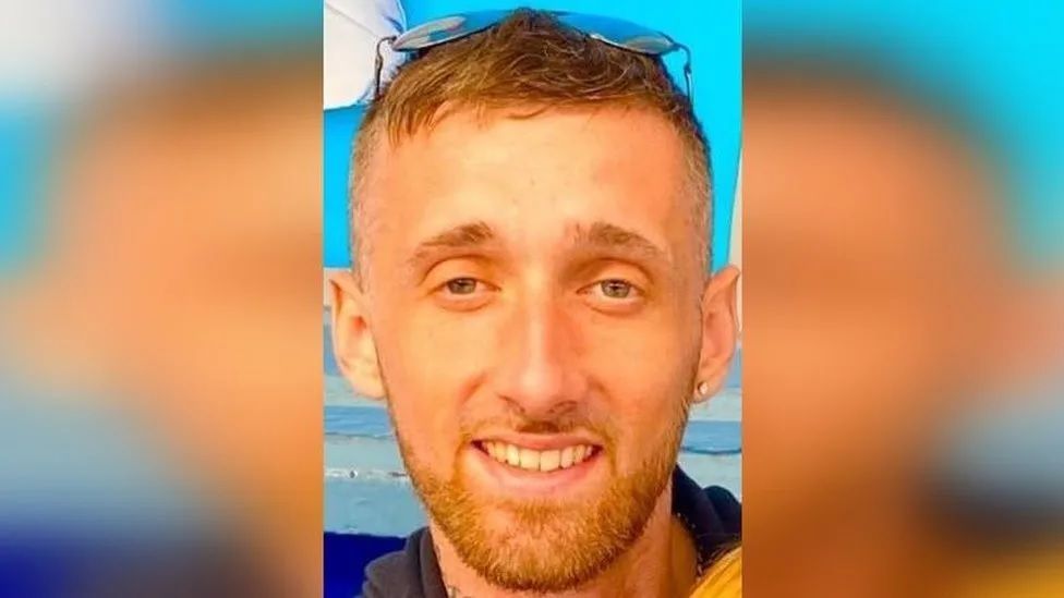 Tri yn euog yn dilyn llofruddiaeth ger Pontypridd - BBC Cymru Fyw