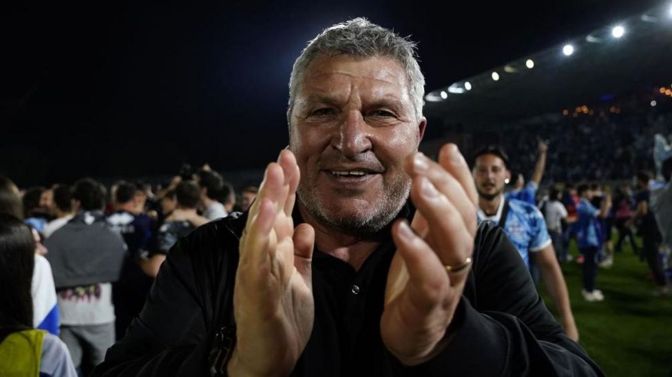 Osian Roberts 'yn falch' o arwain Como i Serie A - BBC Cymru Fyw