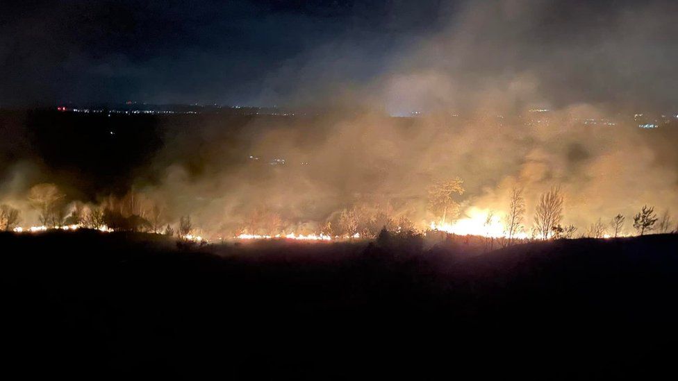 Large heath fire breaks out near Church Crookham - BBC News