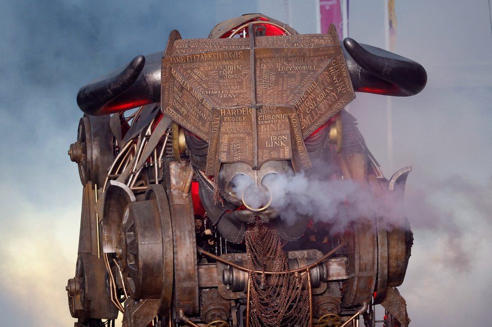 Commonwealth Games: Scots creator reveals secrets of metal bull - BBC News