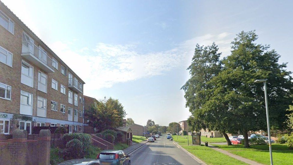 Salisbury teenager injured in attack involving 10 youths - BBC News