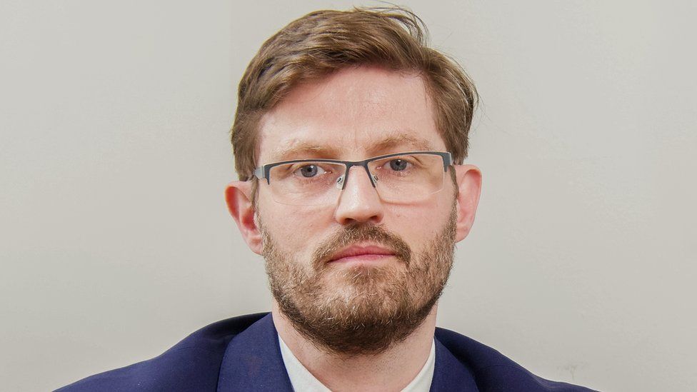 'O'dd e'n uffernol': Rhannu profiad o anhwylder deubegwn - BBC Cymru Fyw