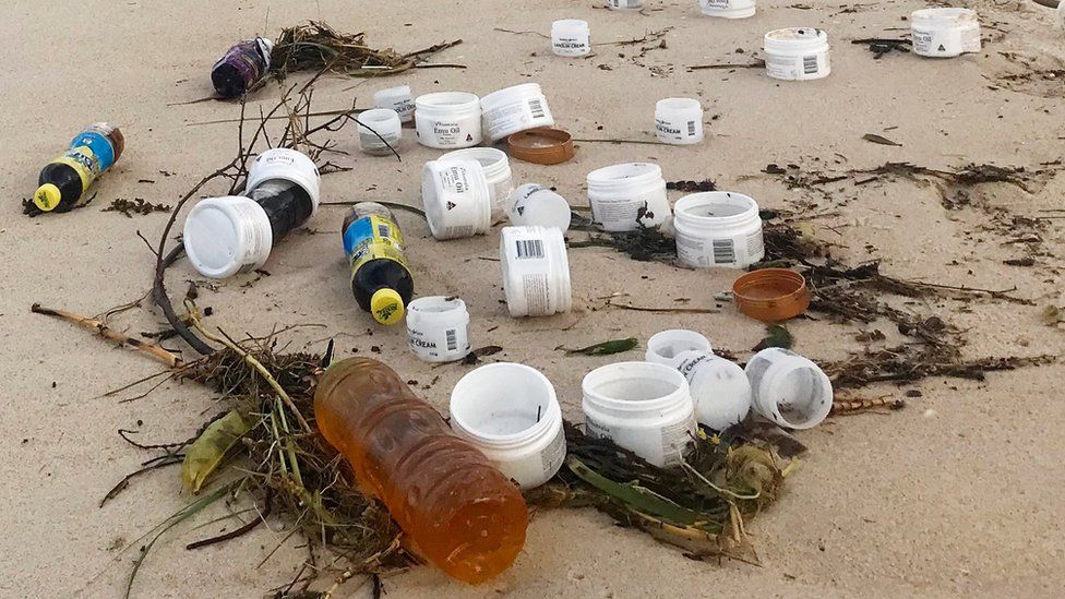 Australian beaches covered with rubbish from lost sea cargo - BBC News
