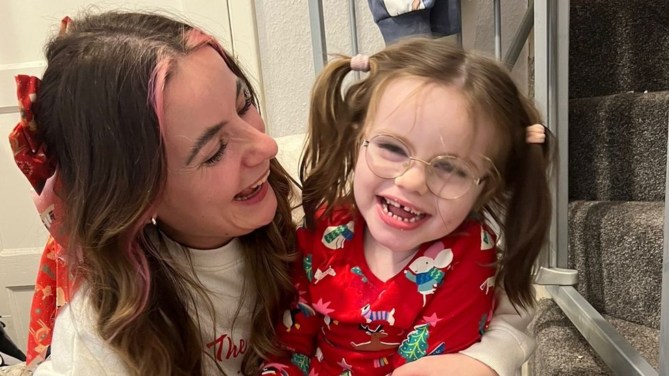 Wokingham mum's battle for special school place for daughter - BBC News