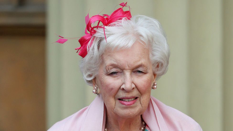 Dame June Whitfield, star of Absolutely Fabulous, dies aged 93 - BBC News