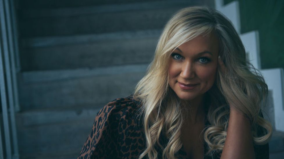 Amanda Protheroe-Thomas: O Sgorio i roi'r brechlyn - BBC Cymru Fyw