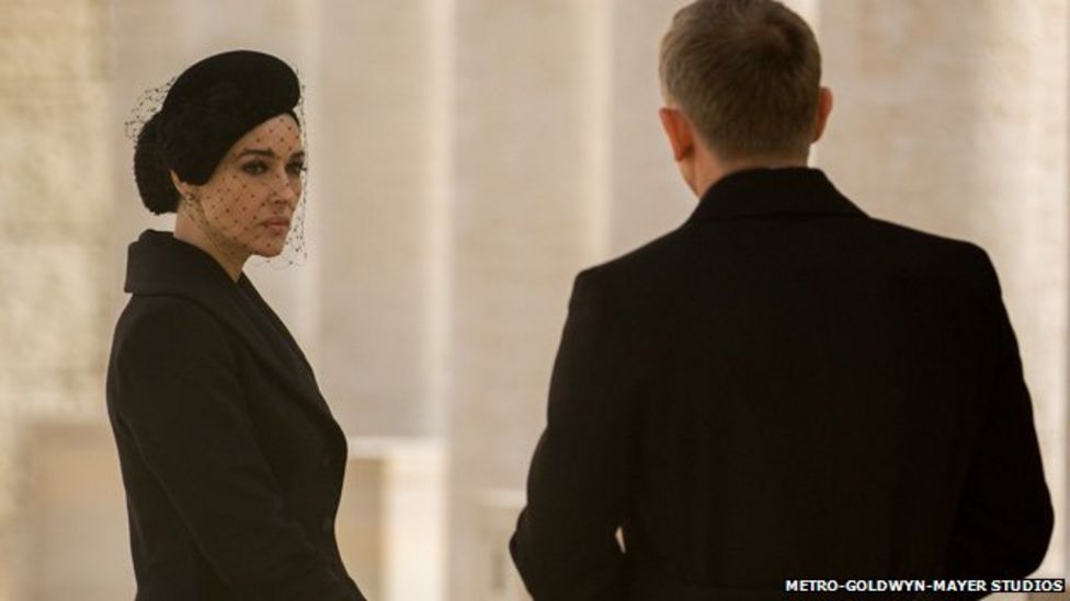 James Bond Spectre trailer launches - BBC News