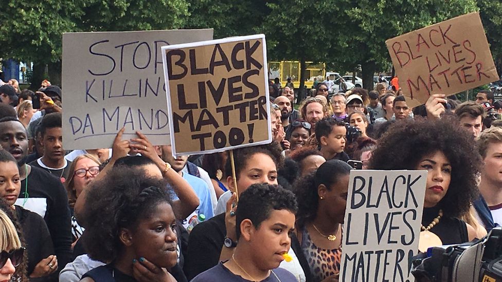 Bristol Black Lives Matter protest attracts 1,000 protestors - BBC News