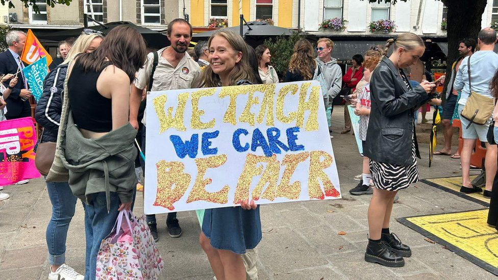 Jersey leaders heckled at teachers' strike rally - BBC News