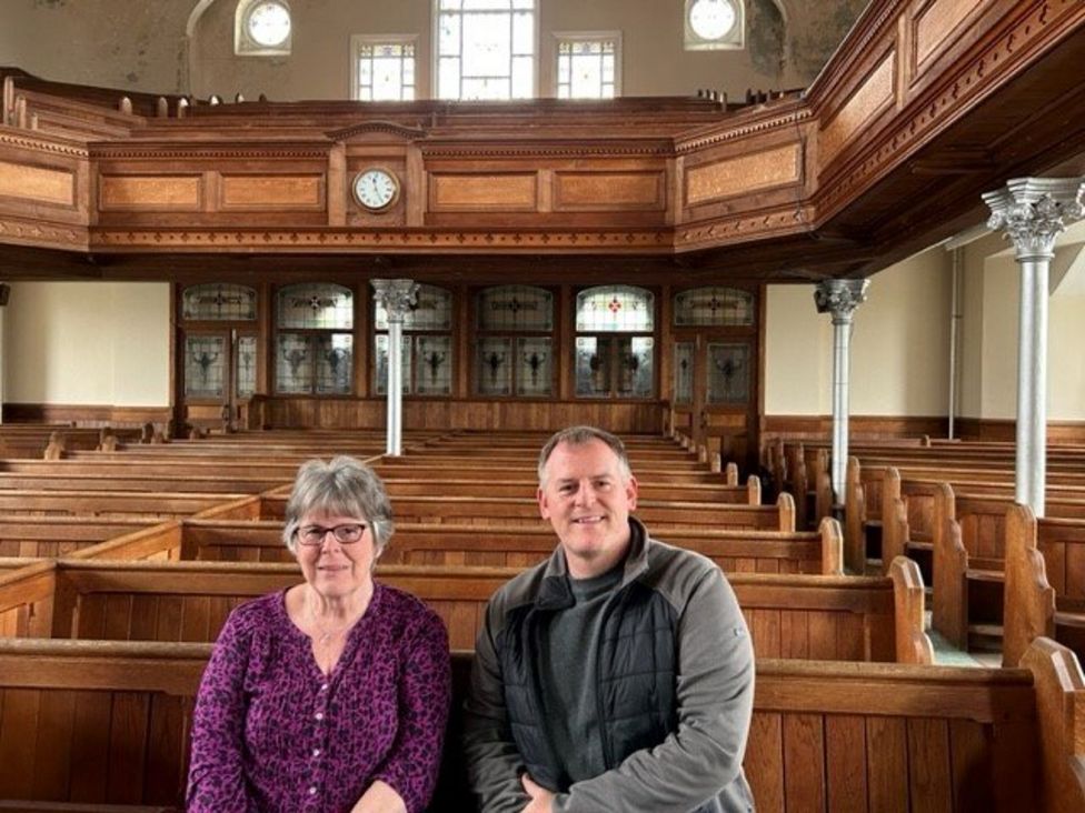 Diwedd cyfnod yn Rhydaman wrth i Gapel Bethani gau - BBC Cymru Fyw