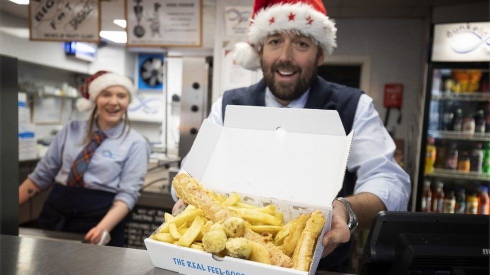 Dunkeld chippy offers deep-fried Christmas dinner - BBC News