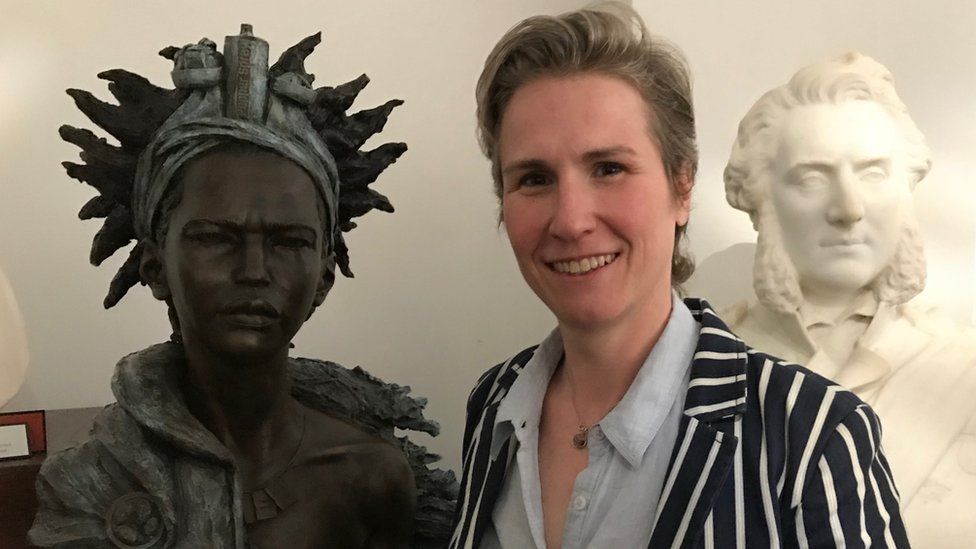 Dewis artist i greu cerflun o'r athrawes Betty Campbell - BBC Cymru Fyw