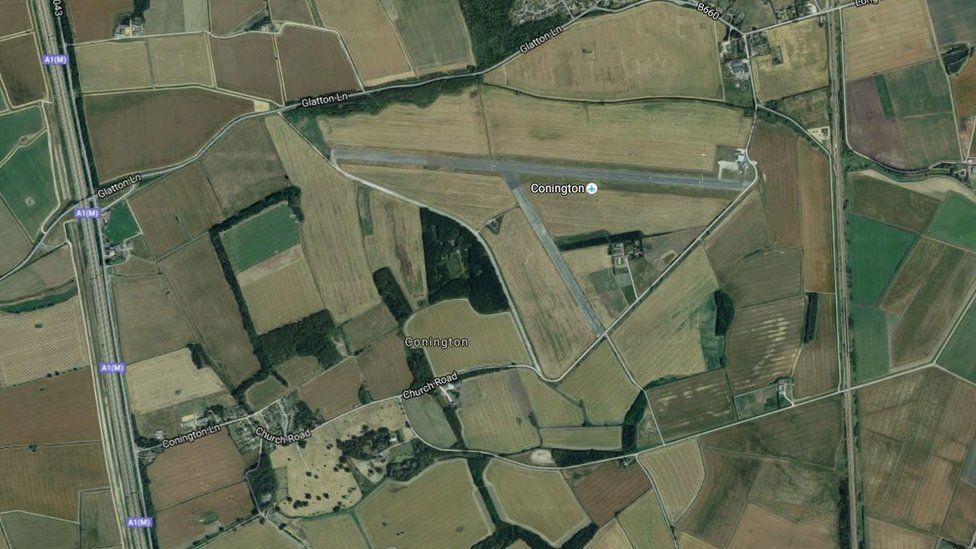 Conington Airfield: Two planes almost crash in mid air - BBC News