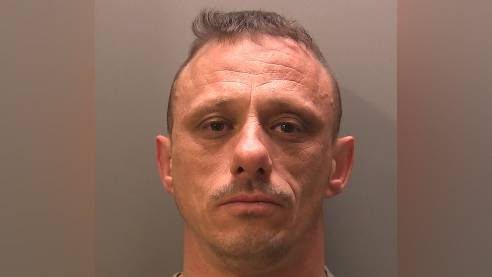 Scott Topping jailed for leaving knife in victim's face - BBC News