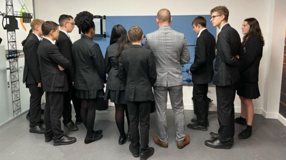 Gatwick Airport opens new science centre for schoolchildren - BBC News