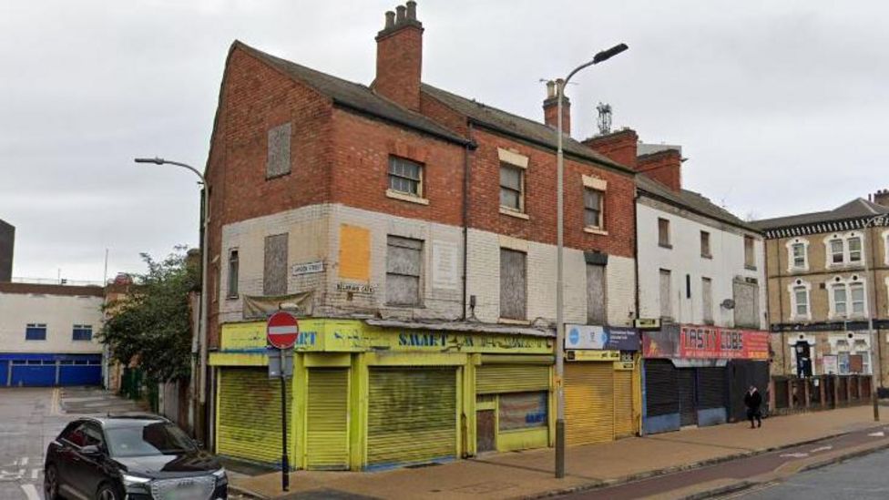 Move to demolish 200-year old 'slum' house - BBC News