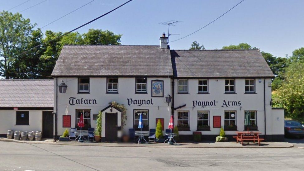Pentir: Gwrthod cais i droi'r Vaynol Arms yn llety gwyliau - BBC Cymru Fyw