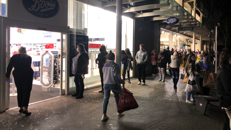 Covid: Queues form ahead of last-minute lockdown - BBC News
