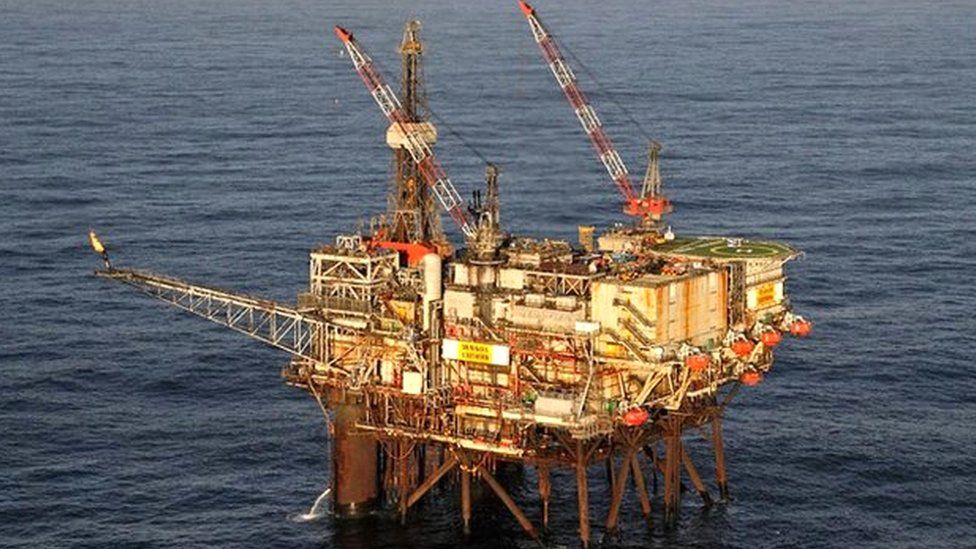 Covid in Scotland: Oil firm's mandatory vaccinations 'draconian' - BBC News