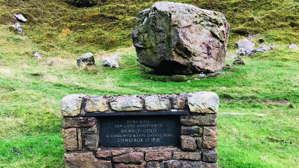 Y garreg a chwalodd gapel Drws-y-coed - BBC Cymru Fyw