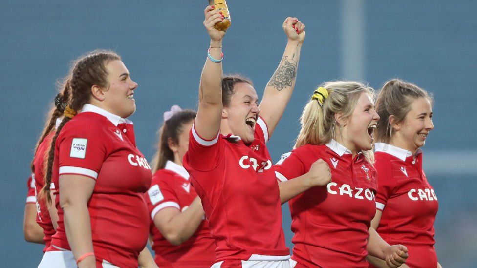 Dyblu nifer chwaraewyr rygbi proffesiynol menywod Cymru - BBC Cymru Fyw