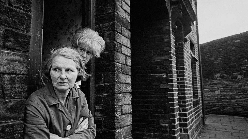 Slum photographs spark charity appeal - BBC News