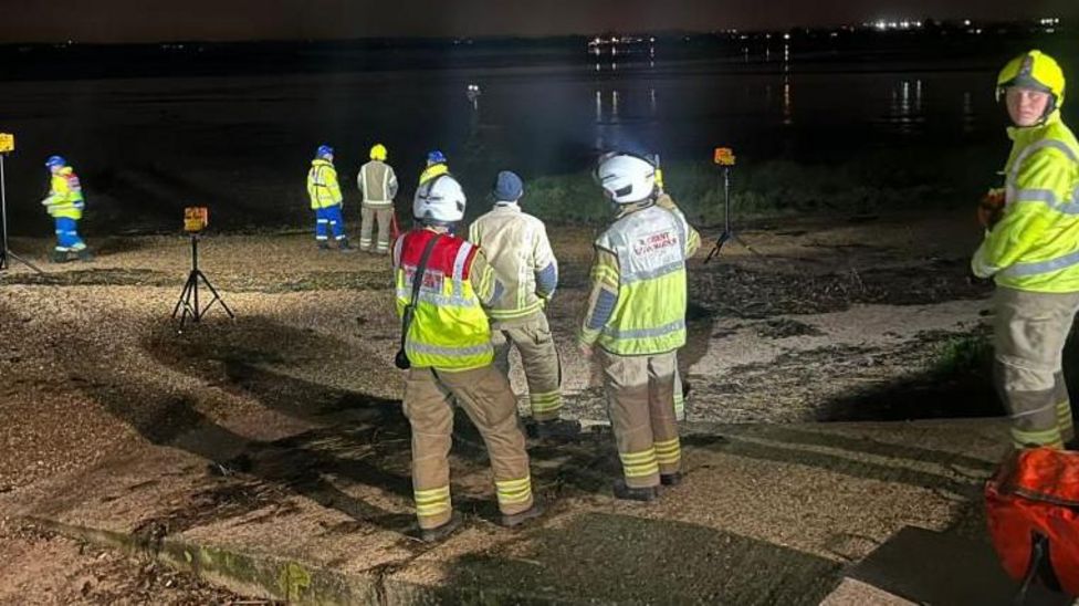 Heybridge man in rowing boat stuck in mud rescued - BBC News