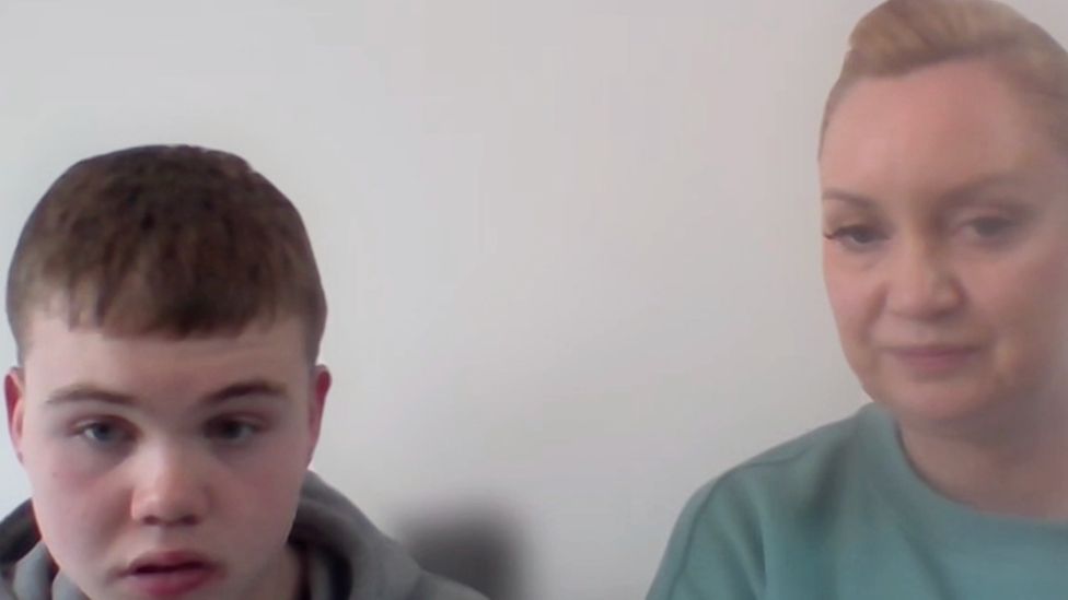 The teen reviewing public transport for wheelchair users - BBC News