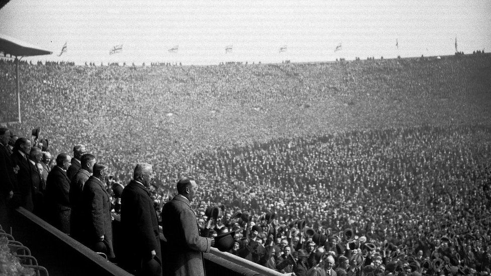 Y Cymro a 'phêl gron gyntaf' Wembley - BBC Cymru Fyw