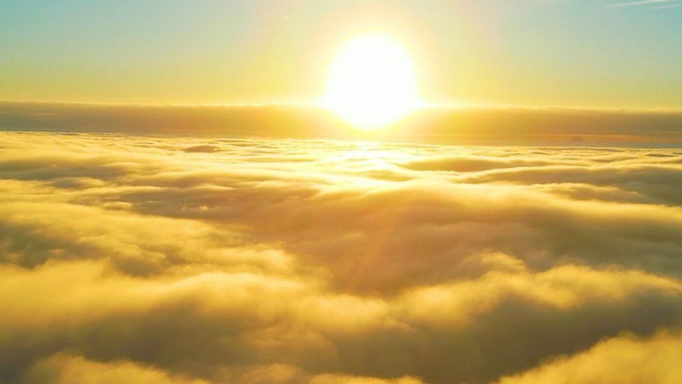 Photographer spots incredible cloud inversion in Peak District - BBC ...