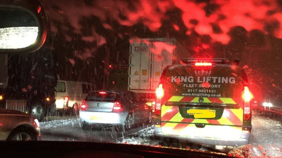 Snow causes road and rail 'gridlock' in Basingstoke - BBC News