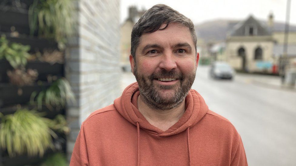 Criw yn 'symud at ddyfodol gwyrdd' lleol yng Ngwynedd - BBC Cymru Fyw