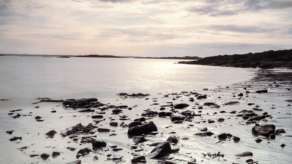 Three rescued after canoe capsizes in Carrick Bay - BBC News